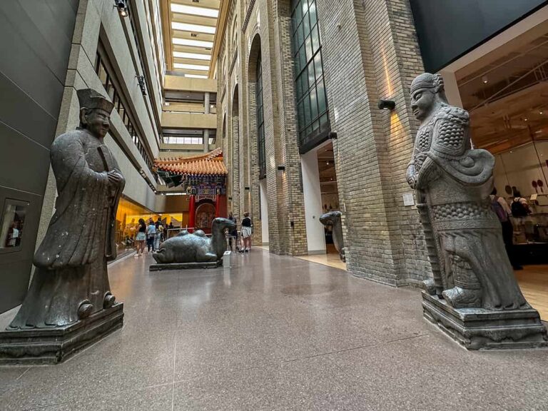 Toronto Attractions Guide - Uncover the City's Best for Families with Teens