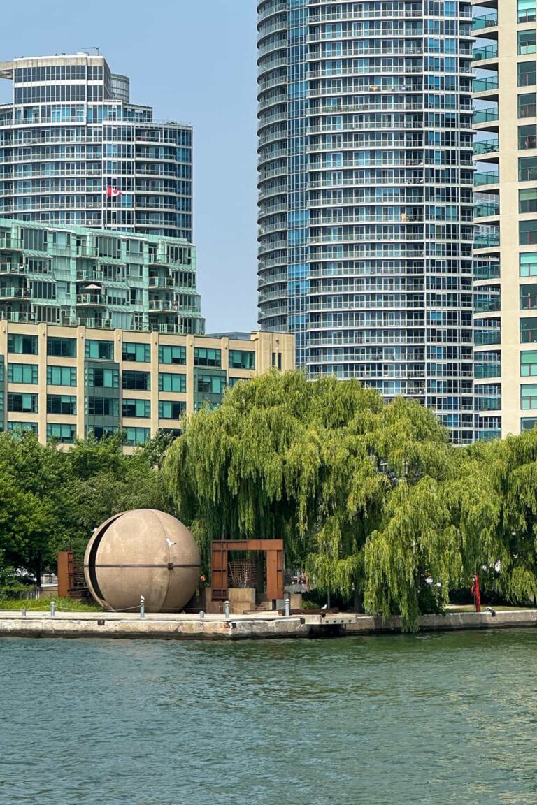 Toronto Attractions Guide - Uncover the City's Best for Families with Teens